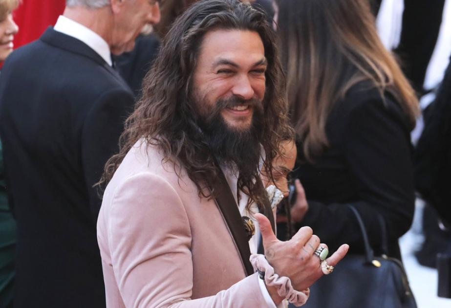 Ο Jason Momoa έκανε όλους να μιλούν για ένα ροζ λαστιχάκι μαλλιών ...