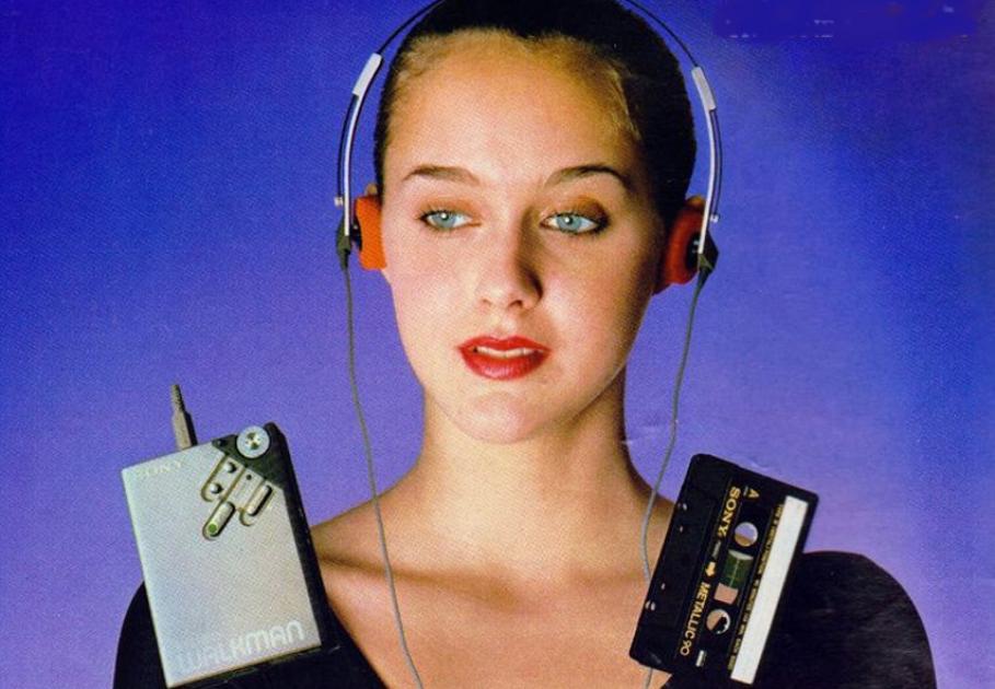 Σύγχρονοι έφηβοι προσπαθούν να καταλάβουν πως λειτουργεί το walkman ...