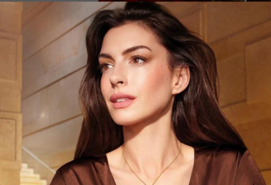 H Anne Hathaway μας έδειξε το πιο απλό κόλπο για ροδαλά & πλούσια χείλη | Sigmalive Magazine