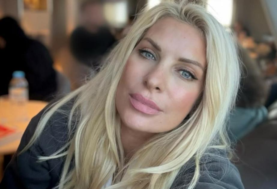 Η Μενεγάκη επιστρέφει στην Άνδρο και ποζάρει στο πλοίο [εικόνες] | Sigmalive Magazine