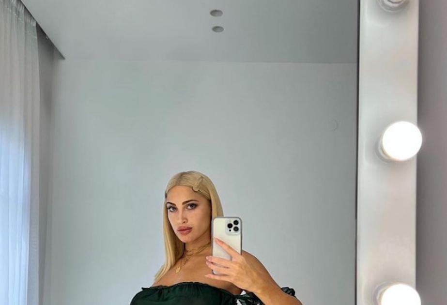 H Τούνη με μια νέα mirror selfie με μαγιό μας δείχνει τη φουσκωμένη κοιλιά της | Sigmalive Magazine