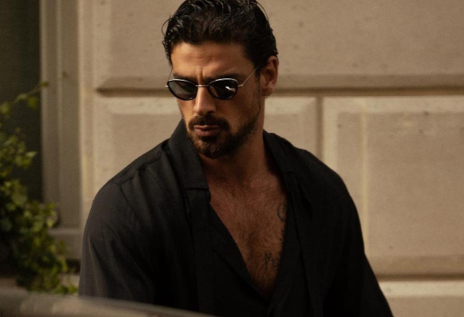 O Michele Morrone βρίσκεται στην Ελλάδα και πόζαρε πλάι στην Γαλύφα ...