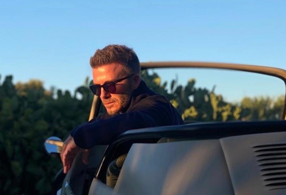 O Beckham αδιαφορεί για τα δημοσιεύματα και απλά ταΐζει τα σκυλιά του ...