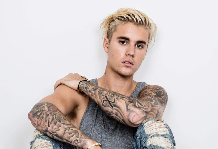 O Justin Bieber απολαμβάνει το νέο του σπίτι και βγαίνει στο κήπο με τα ...