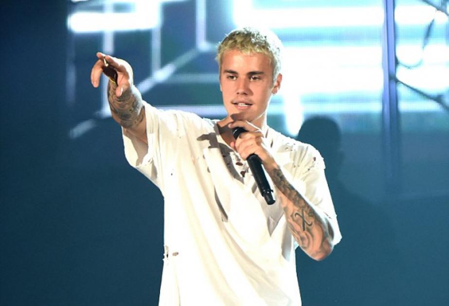 O Justin Bieber... τα πήρε στο κρανίο με φαν που του πέταξε ένα καπέλο ...