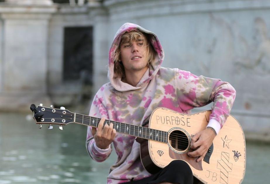 O Justin Bieber θυμήθηκε τα παλιά και τραγούδησε στο δρόμο έξω από το ...