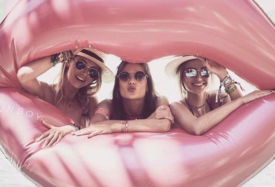 Τα 6 γυναικεία must have items για ένα καλοκαιρινό pool party | Sigmalive Magazine