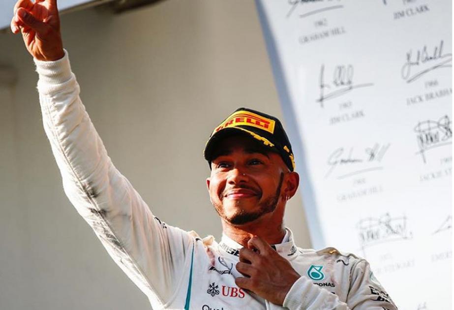 Ο Lewis Hamilton μάζεψε μόνος του τα σκουπίδια σε παραλία στη Μύκονο ...