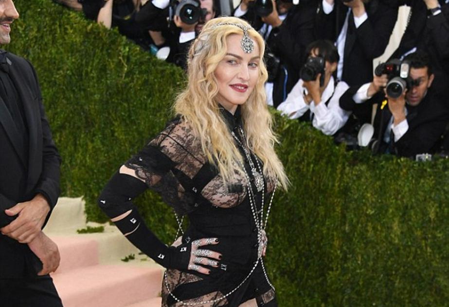 H Madonna έβγαλε τα οπίσθιά της στη φόρα στο Met Gala [εικόνες] | Sigmalive Magazine