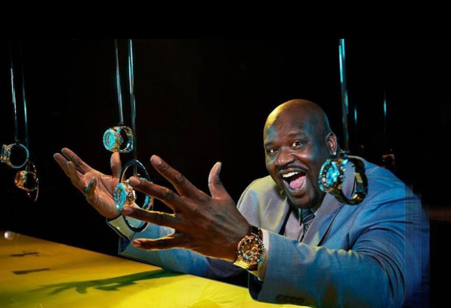 O Shaquille O'Neal μας δείχνει τί έχει το ψυγείο του στο σπίτι του ...