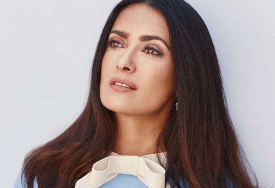 Η Salma Hayek κάνει διακοπές στην Πάρο και φορά μάσκα παντού [εικόνες ...