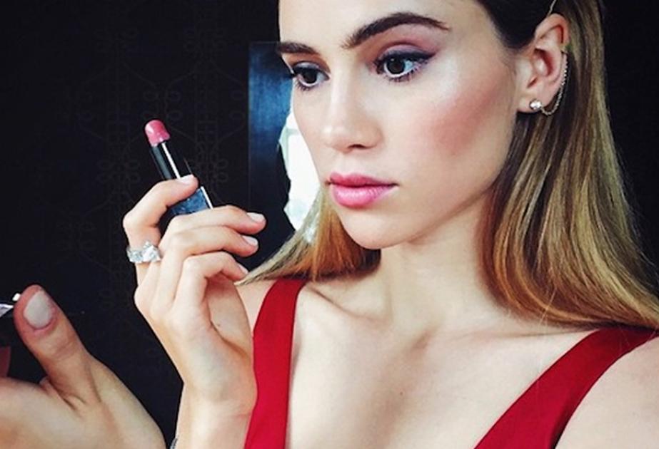 H Suki Waterhouse σου δείχνει πως να πετύχεις το τέλειο cat eye look ...